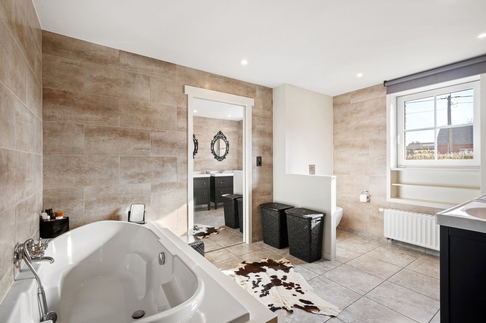 Instapklare en energiezuinige villa met zwembad en loods aan de voet ...