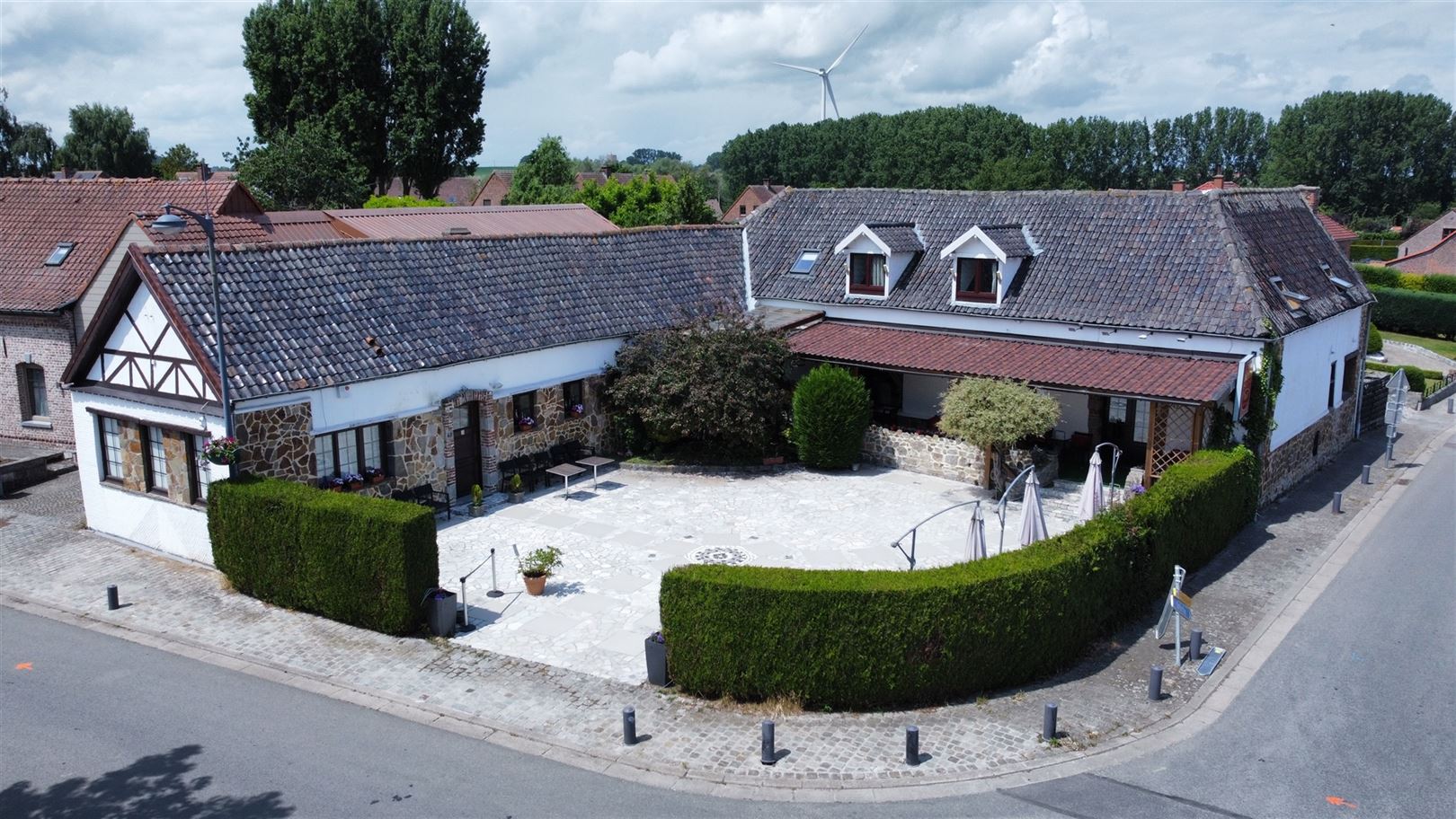 Veelzijdig gebouw: restaurant, hotel en feestzaal te Rebaix