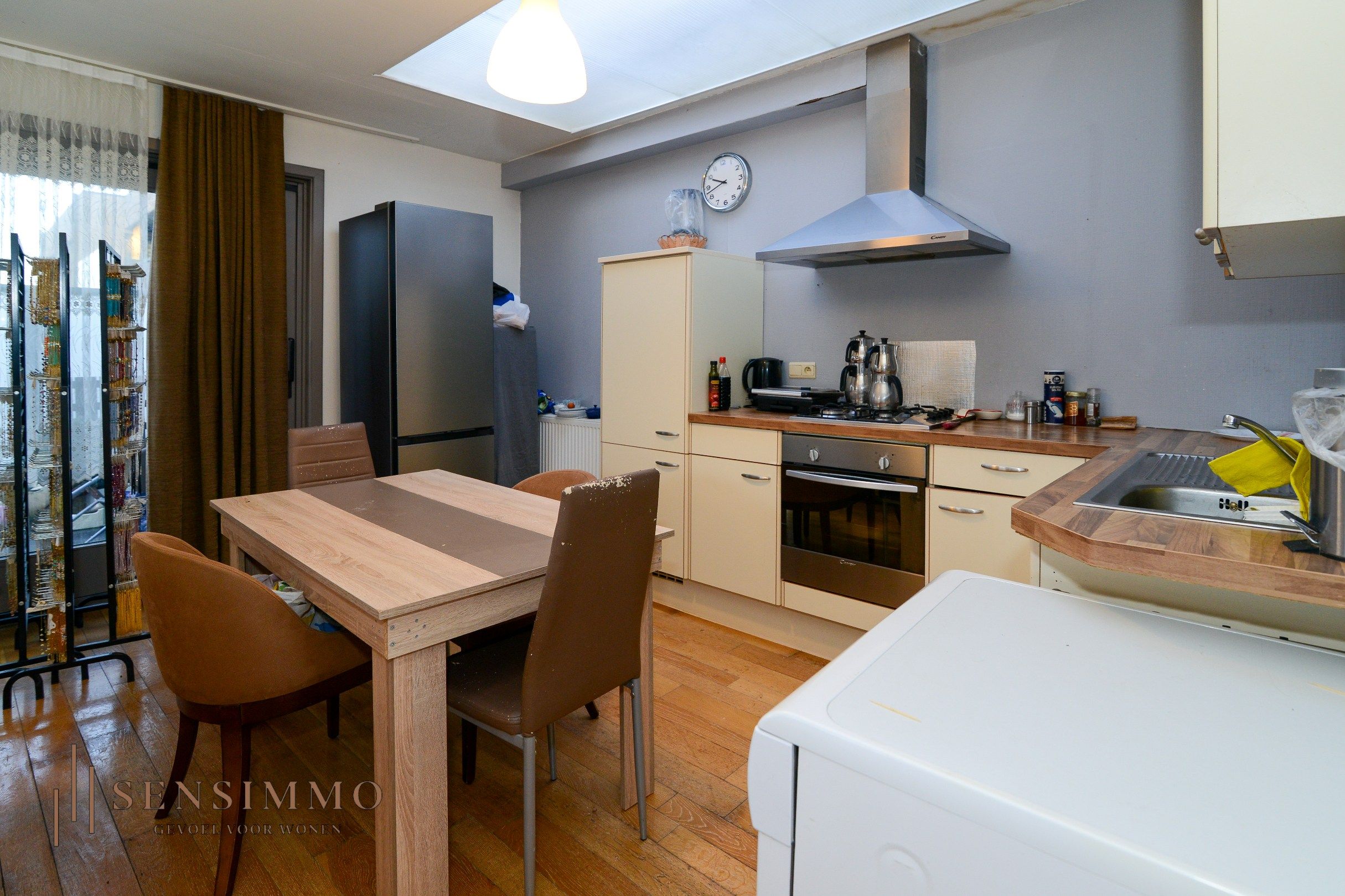 Opbrengsteigendom: Building met 8 appartementen en 2 handelspanden